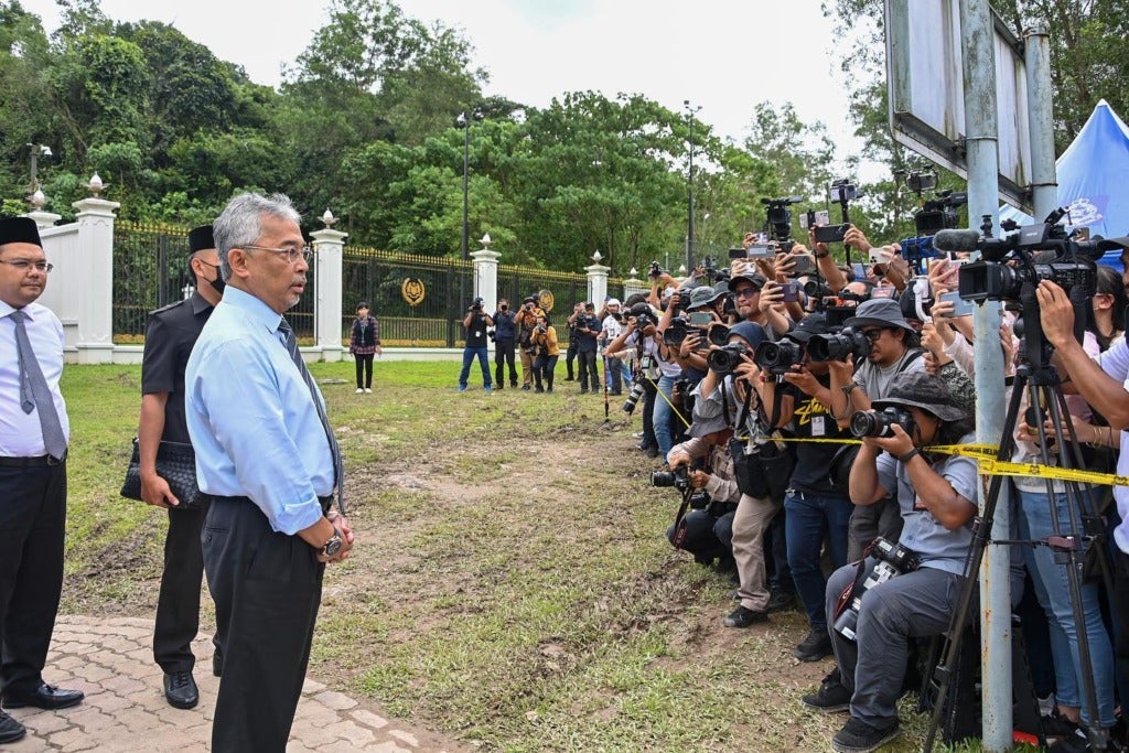 Agong Buys 150 Lunch Packs For Media Who Have Been Waiting Outside ...