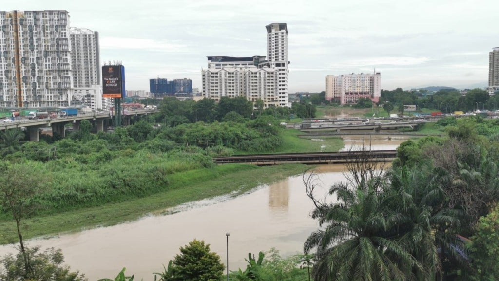 Flash Floods Hit Parts of Klang & Shah Alam Overnight; Water Level of 9 ...