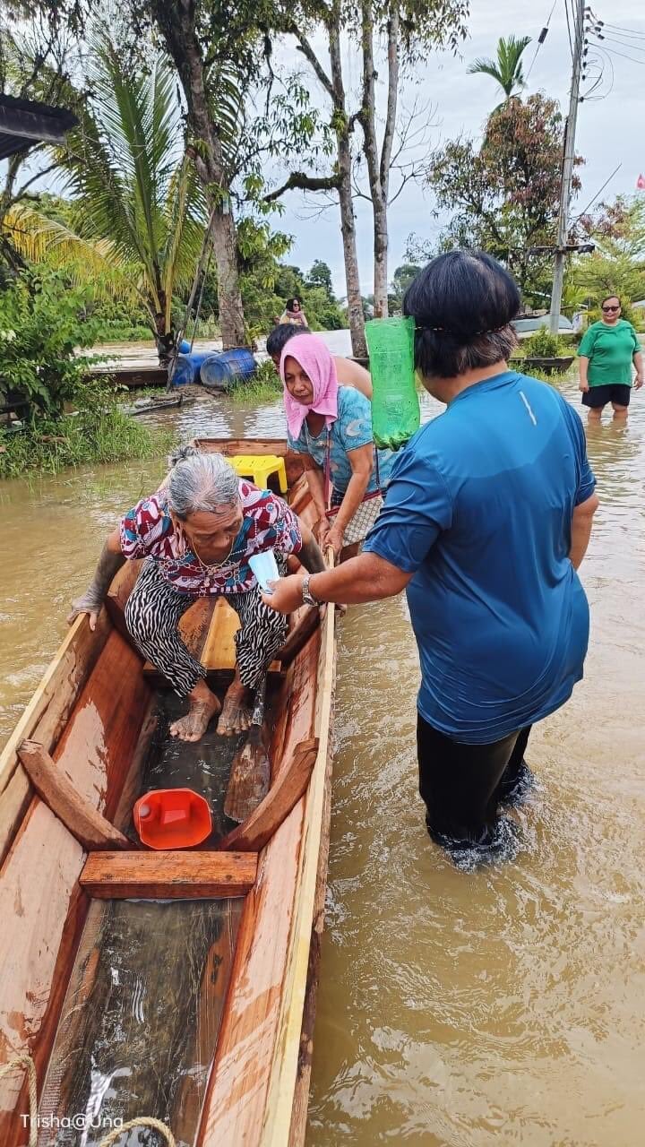 Sarawakian Voters Forced To Queue In Floodwaters At Polling Station ...