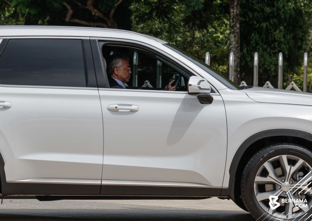 YDPA Leaves Istana Negara Less Than 2 Hours Before Deadline - WORLD OF BUZZ