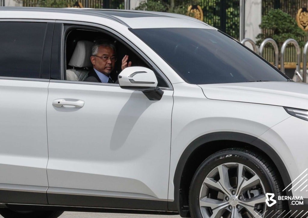 YDPA Leaves Istana Negara Less Than 2 Hours Before Deadline - WORLD OF BUZZ