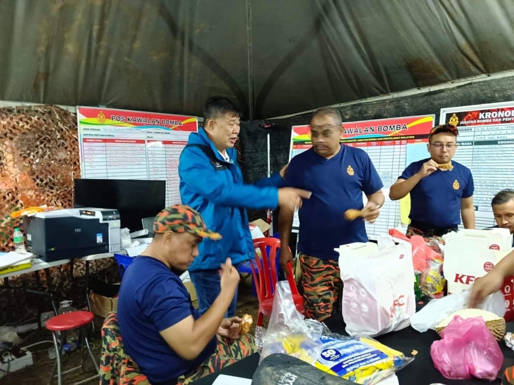 Uncle Kentang Says Landslide Rescue Teams Are The Real Heroes Who ...
