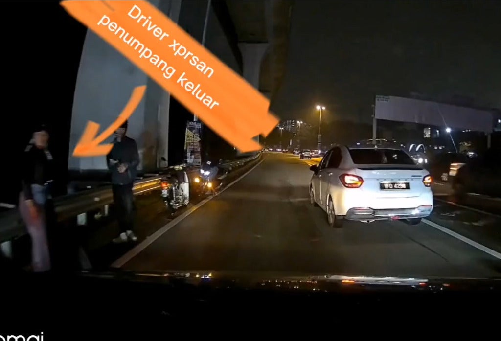 E-hailing Driver & Passenger Helps Motorcyclists in Accident, Passenger ...