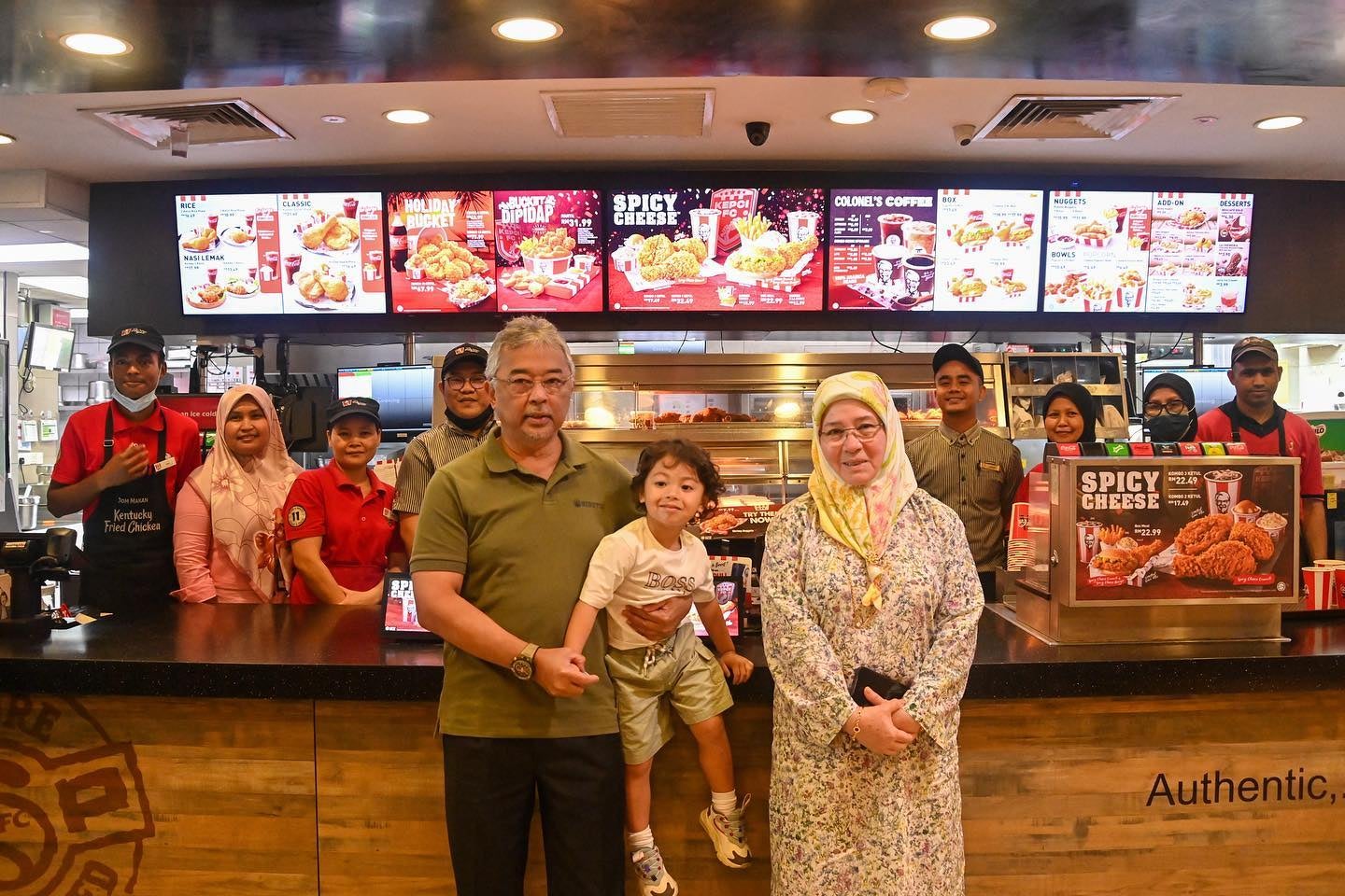 YDPA And His Family Spotted at KFC TTDI Having Lunch & Mingling With ...