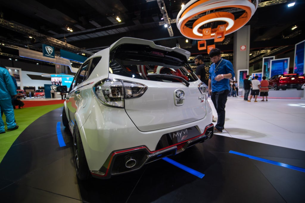 "Why not a BMW?" - M'sian Gets Judged by Friends During CNY Dinner ...