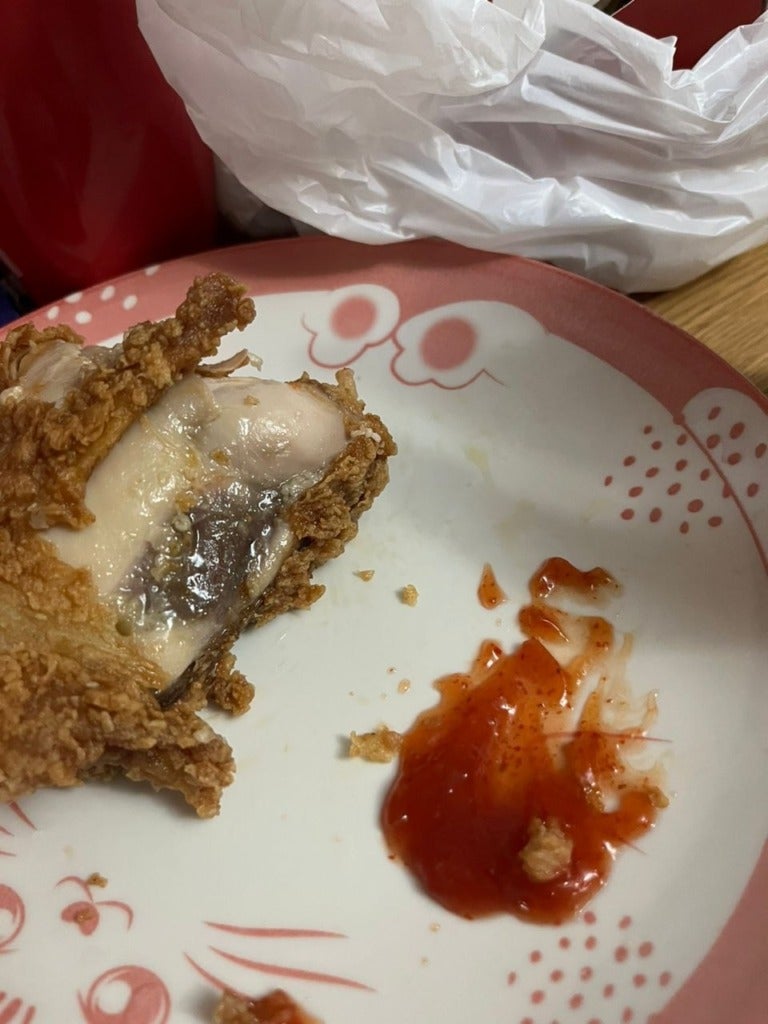 Fast Food Restaurant in Kemaman Serves Up Mouldy Burger Bun & Stale ...