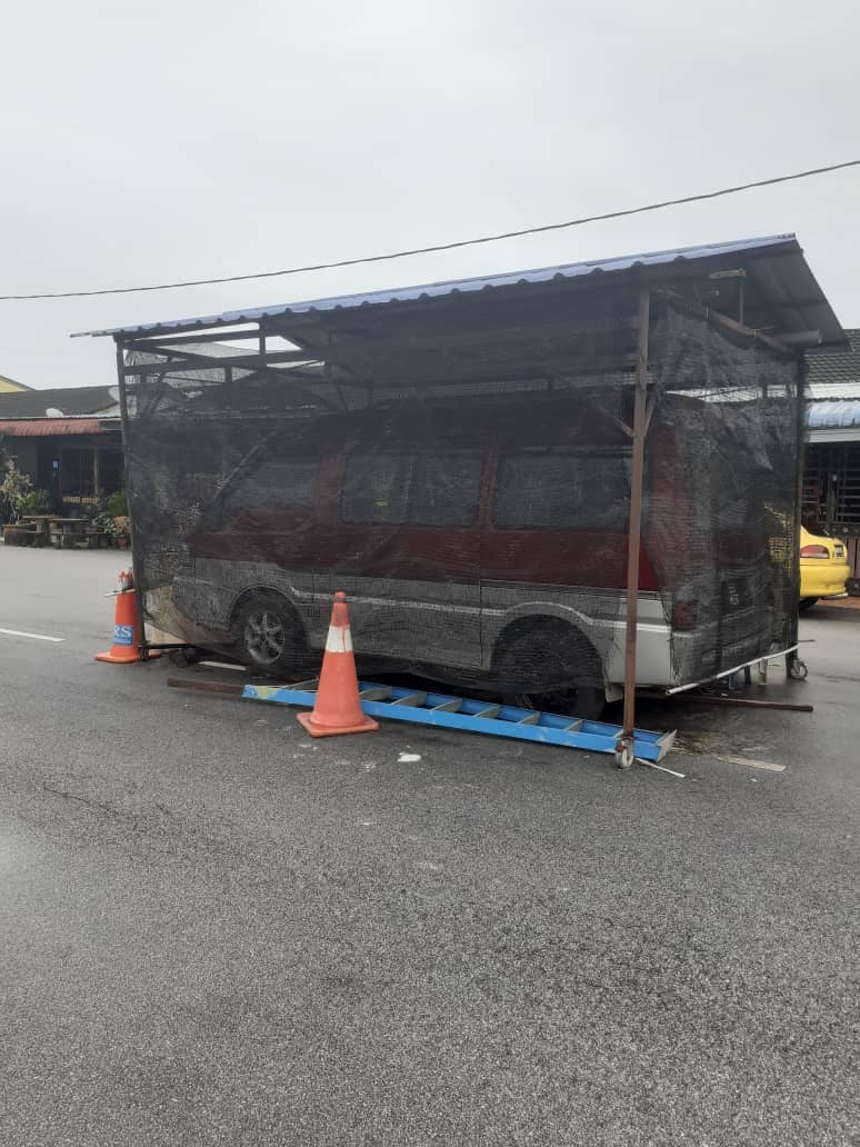 Kuantan Resident Builds Shed To Park Van In The Middle Of The Road, M ...