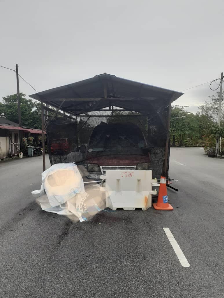 Kuantan Resident Builds Shed To Park Van In The Middle Of The Road, M ...
