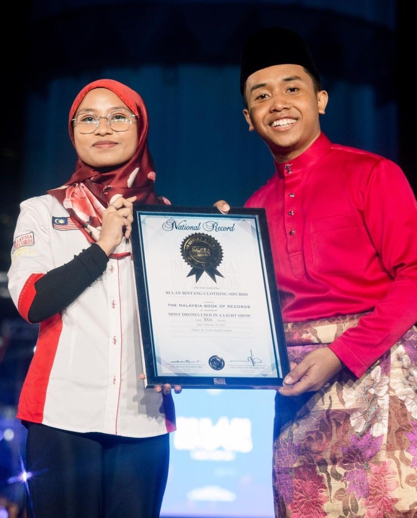 WATCH: M'sian Baju Melayu Brand Hosted Innovative Fashion Show Featuring 350 Drones! - WORLD OF BUZZ