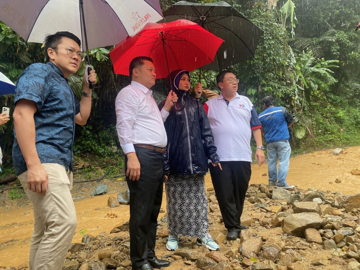 Bentong MP Confronts Netizen Who Left Obscene Comment on Picture of Her ...