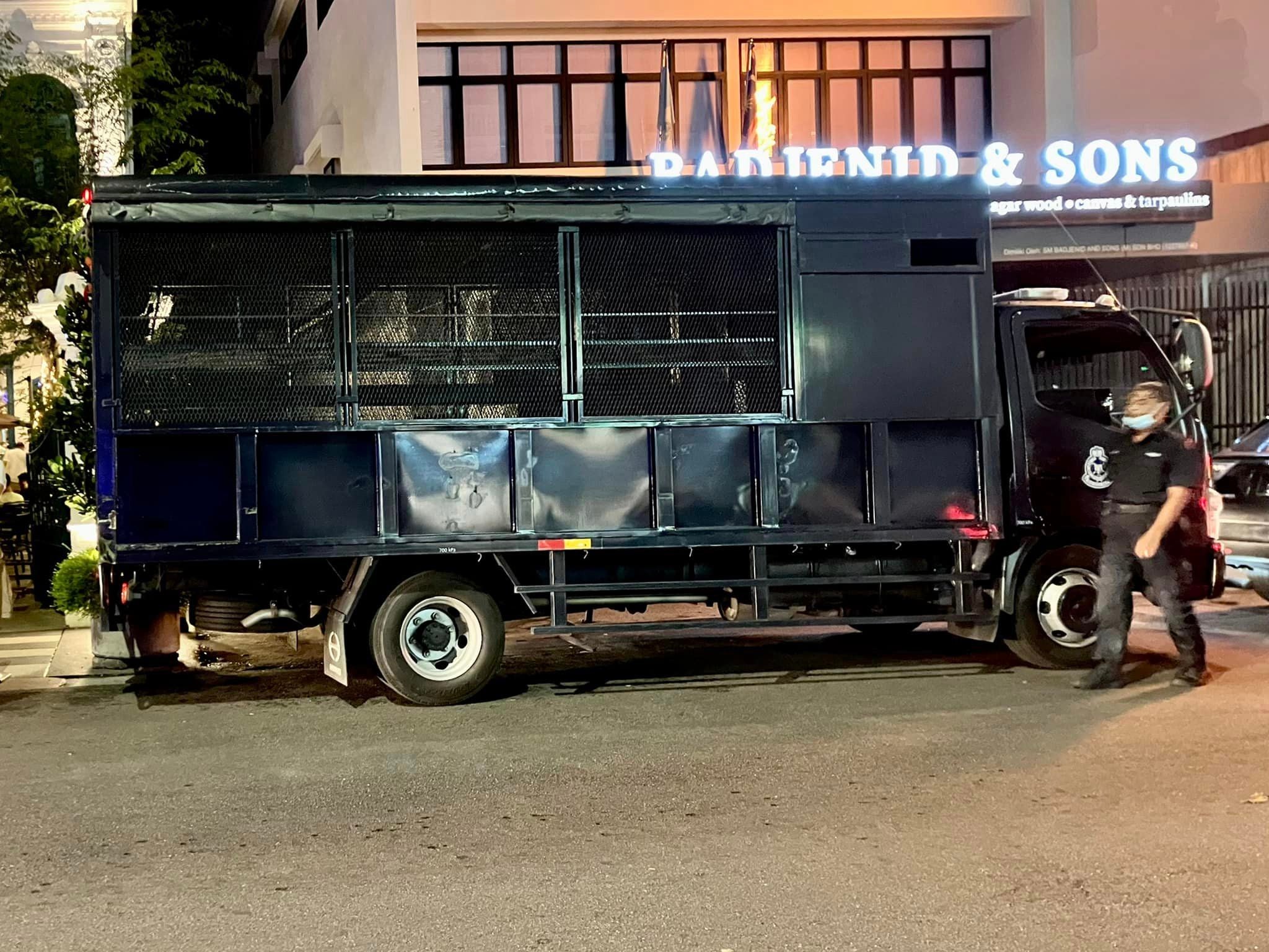 Foreigner Condemns PDRM's Attitude & Behaviour During Penang Punk Rock Show Raid - WORLD OF BUZZ