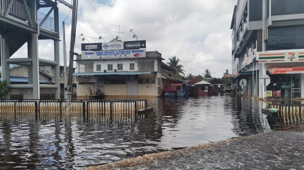 M'sian Woman Braves Through 12km Of Flood In Batu Pahat To Check On Her ...
