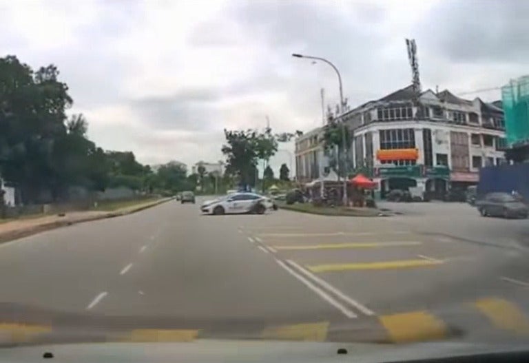 Police Car Makes Sharp U-Turn From Left Lane In Petaling Jaya & Causes ...