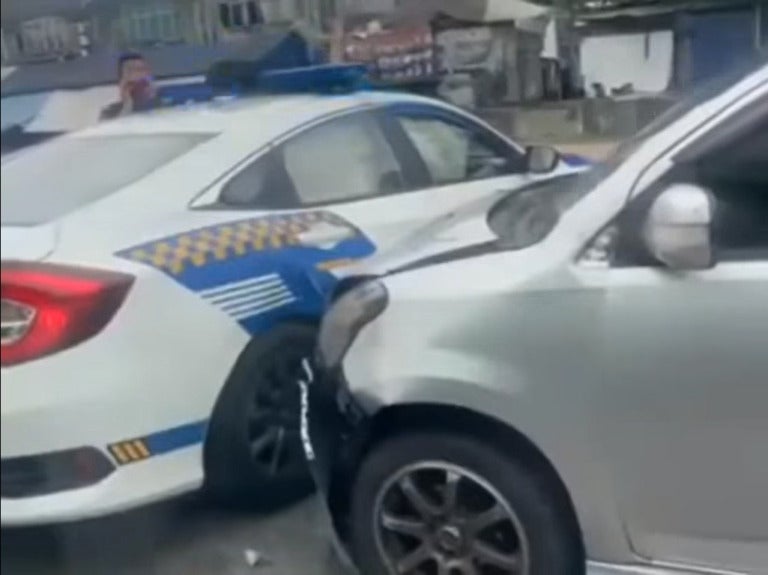 Police Car Makes Sharp U-Turn From Left Lane In Petaling Jaya & Causes ...