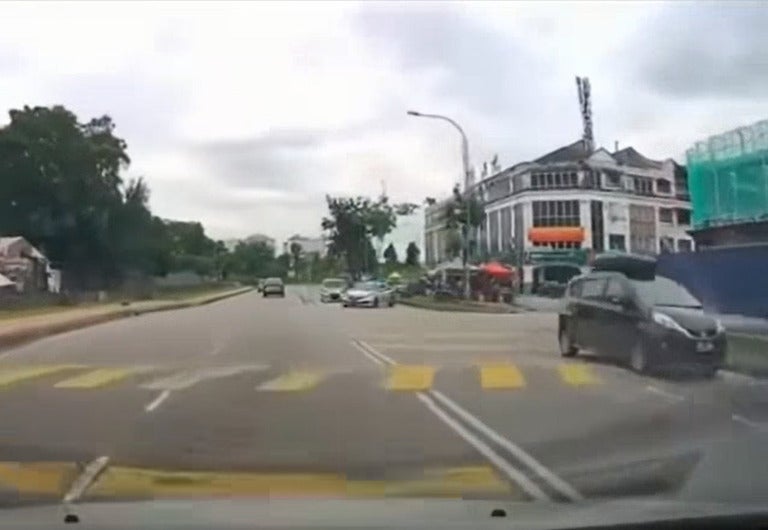 Police Car Makes Sharp U-Turn From Left Lane In Petaling Jaya & Causes ...