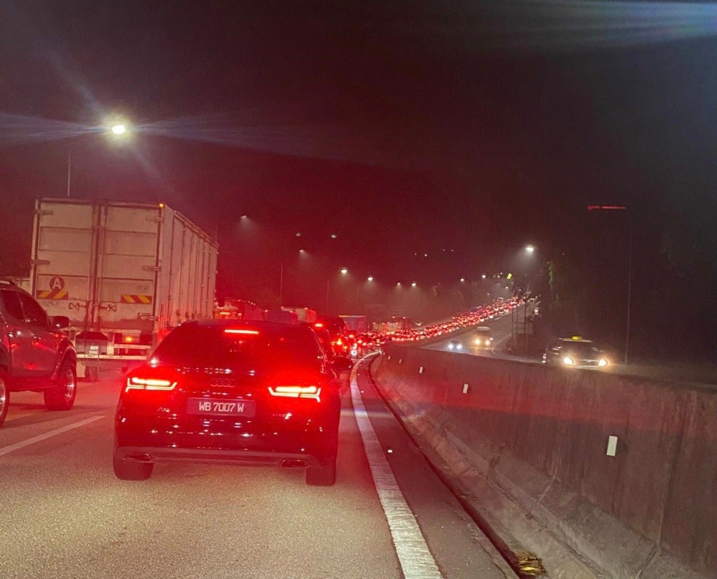 Roadworks in Karak Highway Causes Overnight Traffic Congestion & Road ...