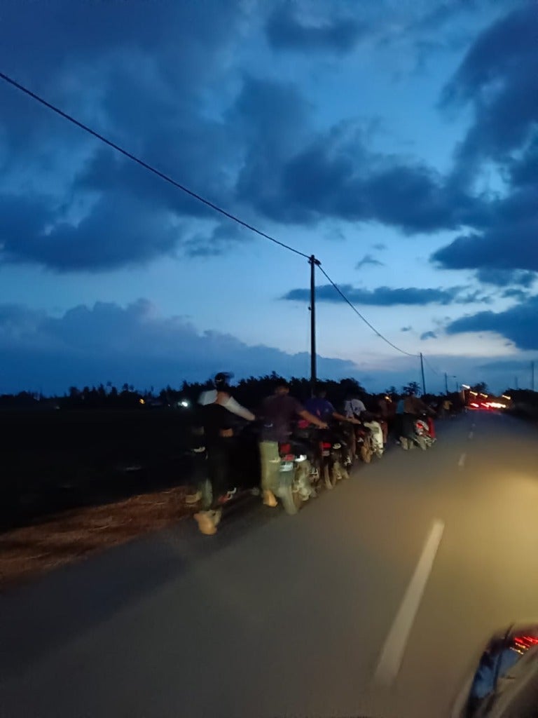 Mat Rempits Aged Between 11 & 22 Try to Flee PDRM Kedah via Paddy ...