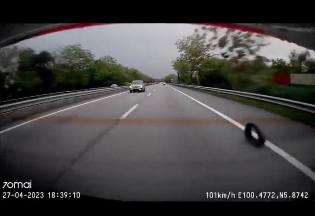 WATCH: M'sian Driver Calmly Manoeuvres Car to The Side of The Road ...