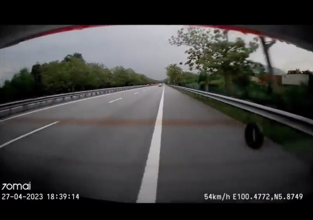 WATCH: M'sian Driver Calmly Manoeuvres Car to The Side of The Road ...