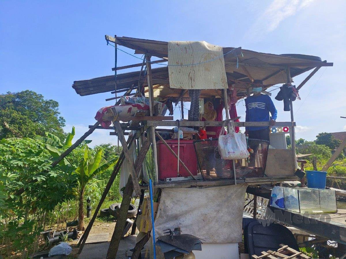 Unable to Afford Rent, Elderly Johor Couple Built a Hut Using Recycled ...