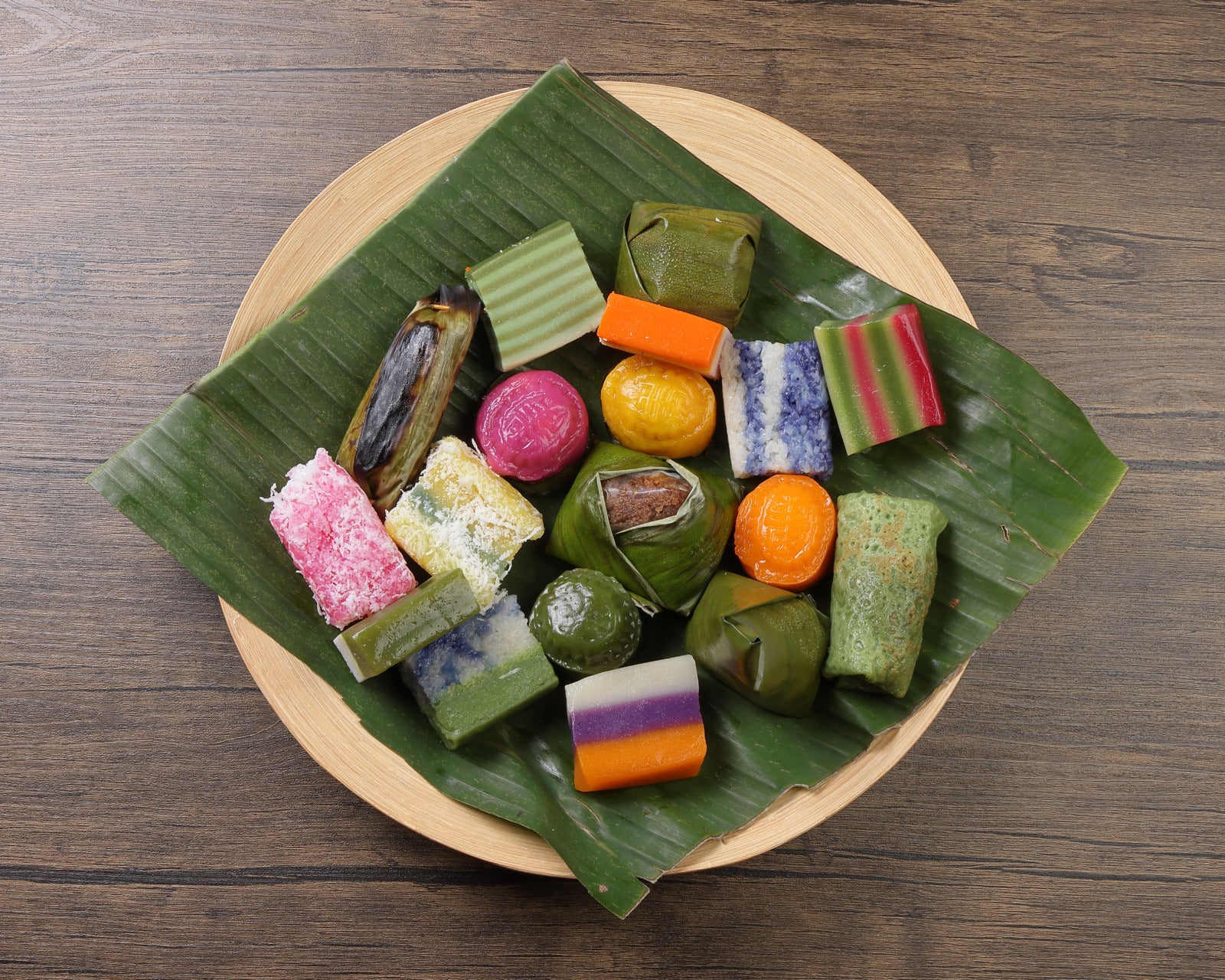 This Mak Cik Has Been Selling RM0.10 Kuih For More Than 20 Years ...