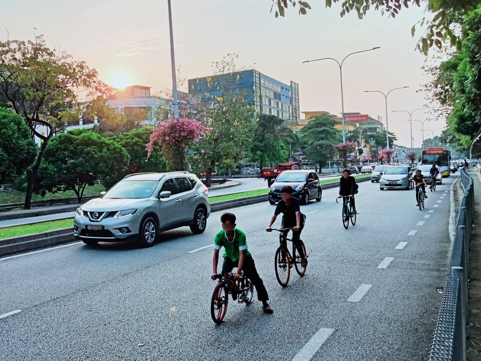 Basikal Lajak Kids Spotted Among Heavy Traffic in Taipan, Netizens ...