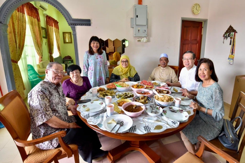 "The taste of his cooking is unbeatable" - Lim Guan Eng & Family Visits Mat Sabu's House For ...