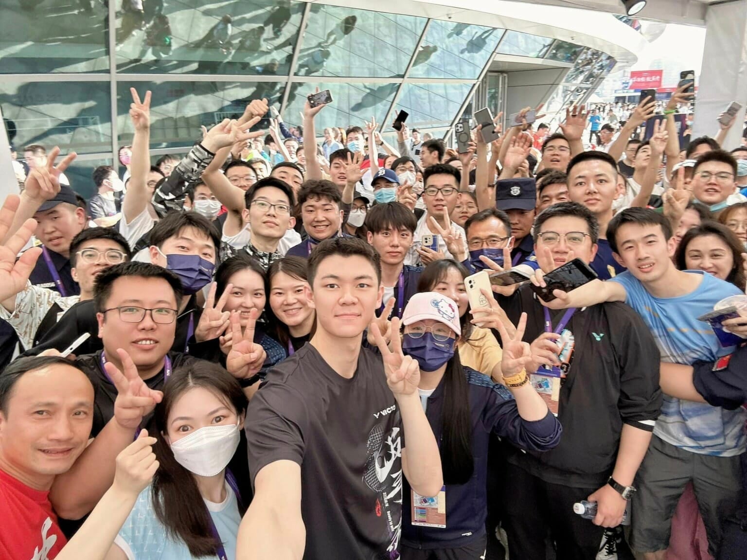 Fans in China Surround Lee Zii Jia for Autographs & Pictures, M'sians ...