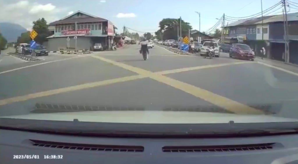 "Shameful & painful" - Mat Rempit Does a 'Wheelie', Loses Balance ...
