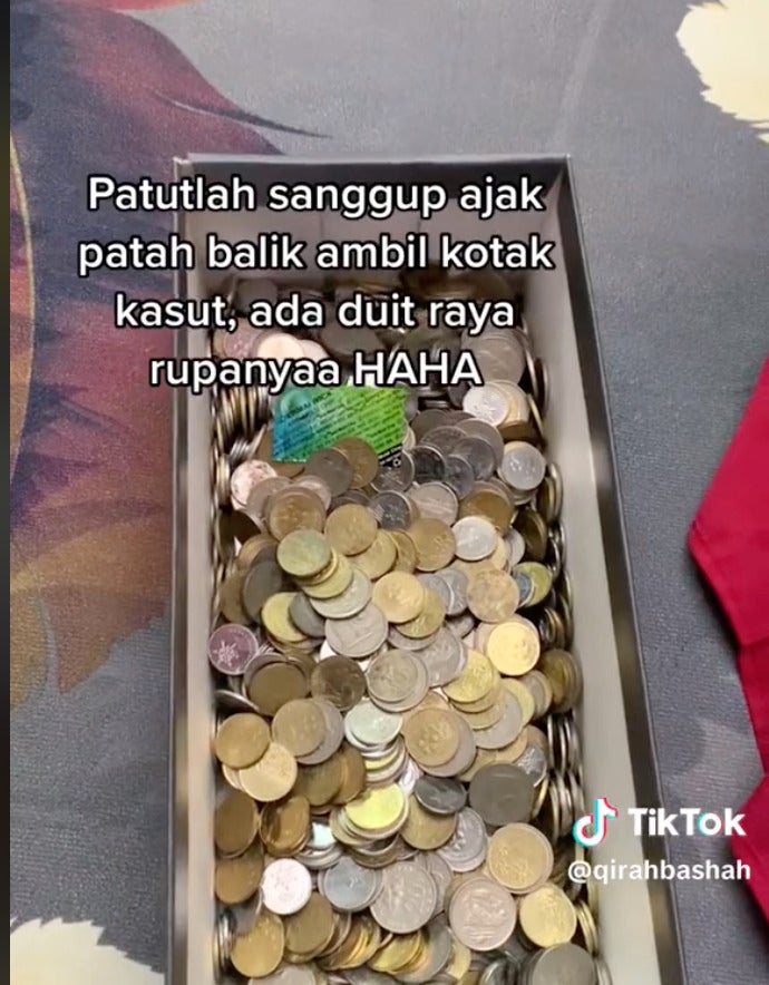 Creative & Cheerful M'sian Woman Gives Out Duit Raya Using a Fun Spin ...