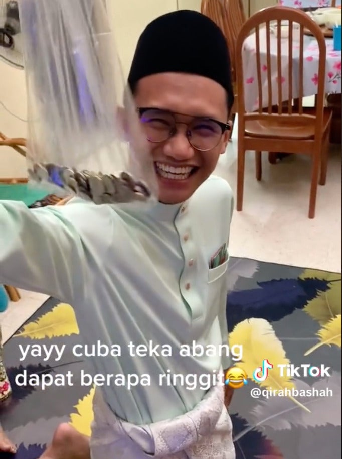 Creative & Cheerful M'sian Woman Gives Out Duit Raya Using a Fun Spin ...
