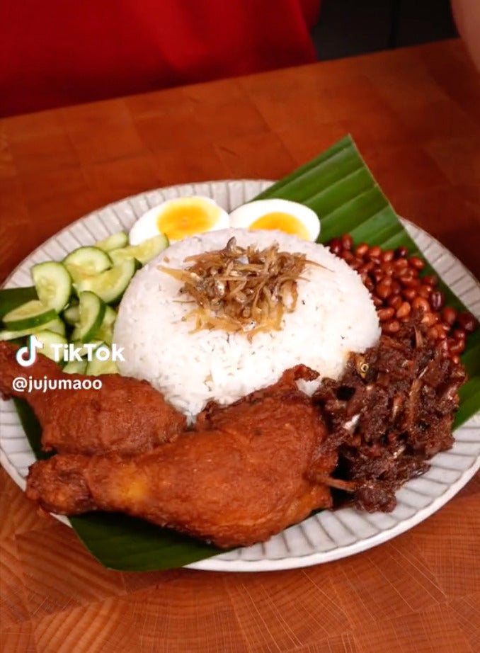Filipino Food Influencer Cooks & Eats Nasi Lemak for the 1st Time & He ...