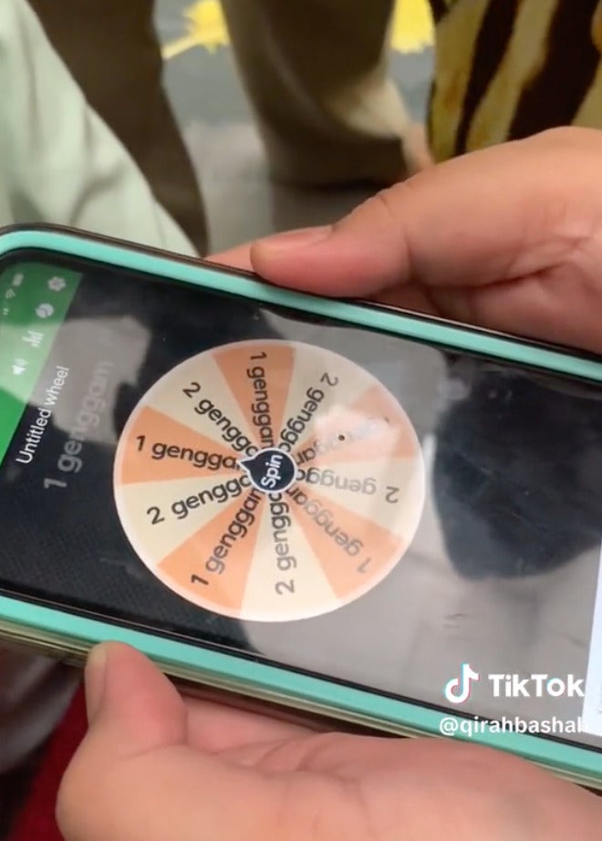 Creative & Cheerful M'sian Woman Gives Out Duit Raya Using a Fun Spin ...