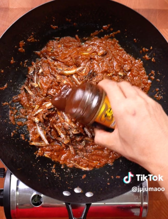 Filipino Food Influencer Cooks & Eats Nasi Lemak for the 1st Time & He ...