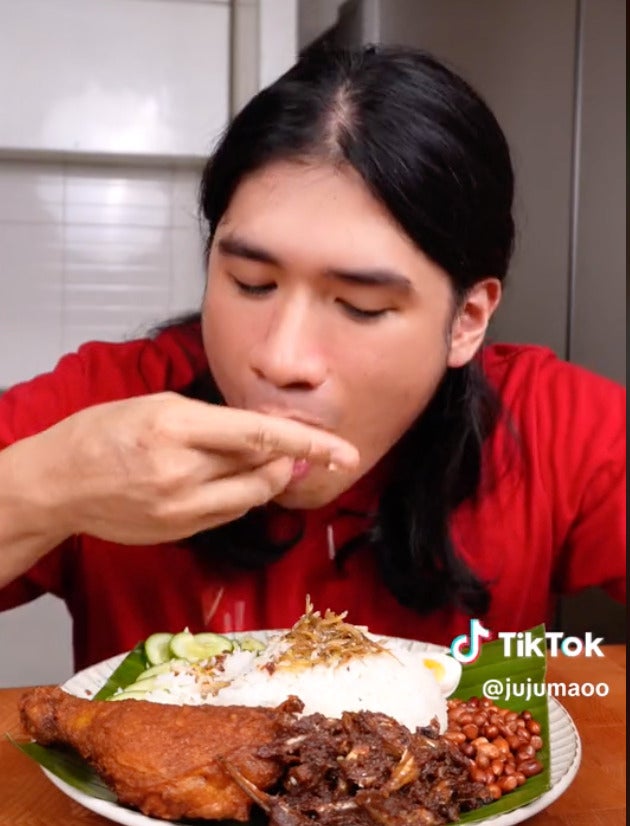 Filipino Food Influencer Cooks & Eats Nasi Lemak for the 1st Time & He ...