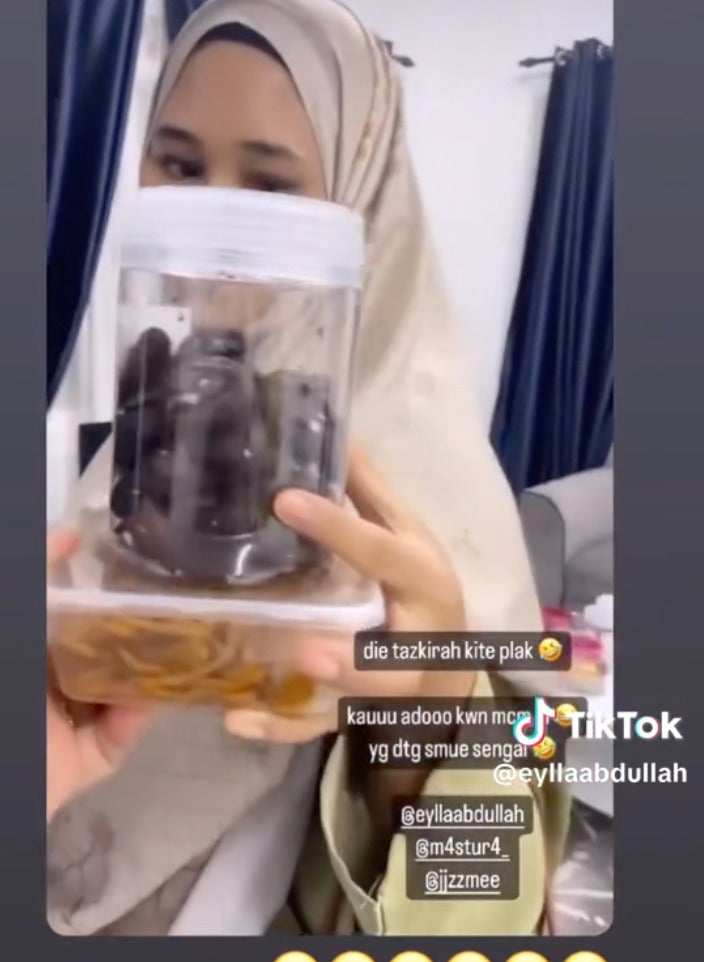 M’sian Friends' Hilarious Drama When Not Allowed to Tapau Kuih Raya Had ...