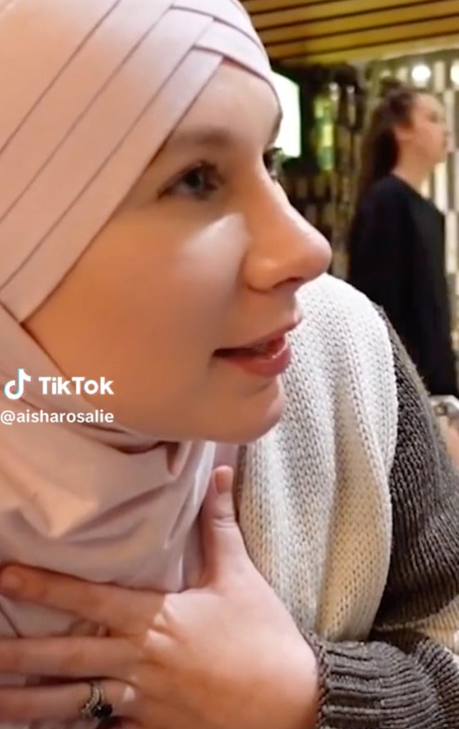 British Influencer Learns & Speaks Malay With Her M'sian Friend ...