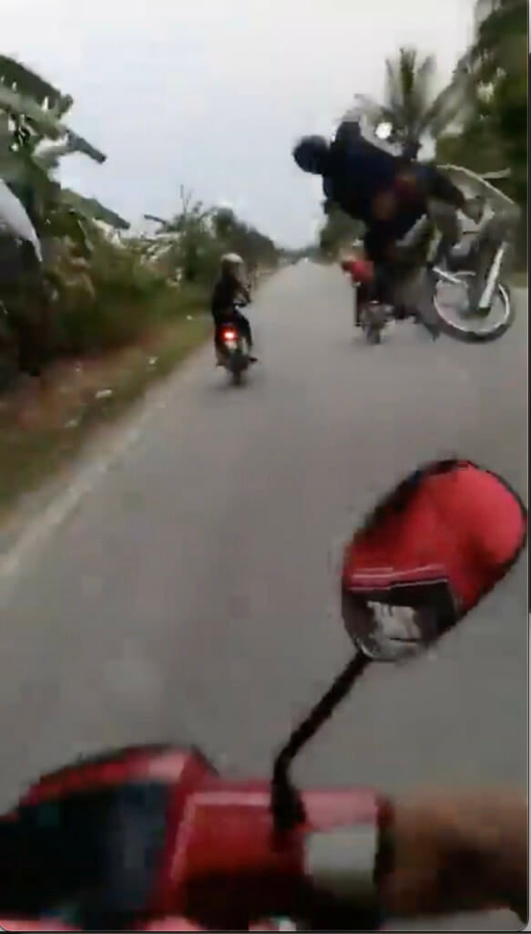 "Did he hit a ghost?" - Mat Rempit's Motorbike Mysteriously Flips ...