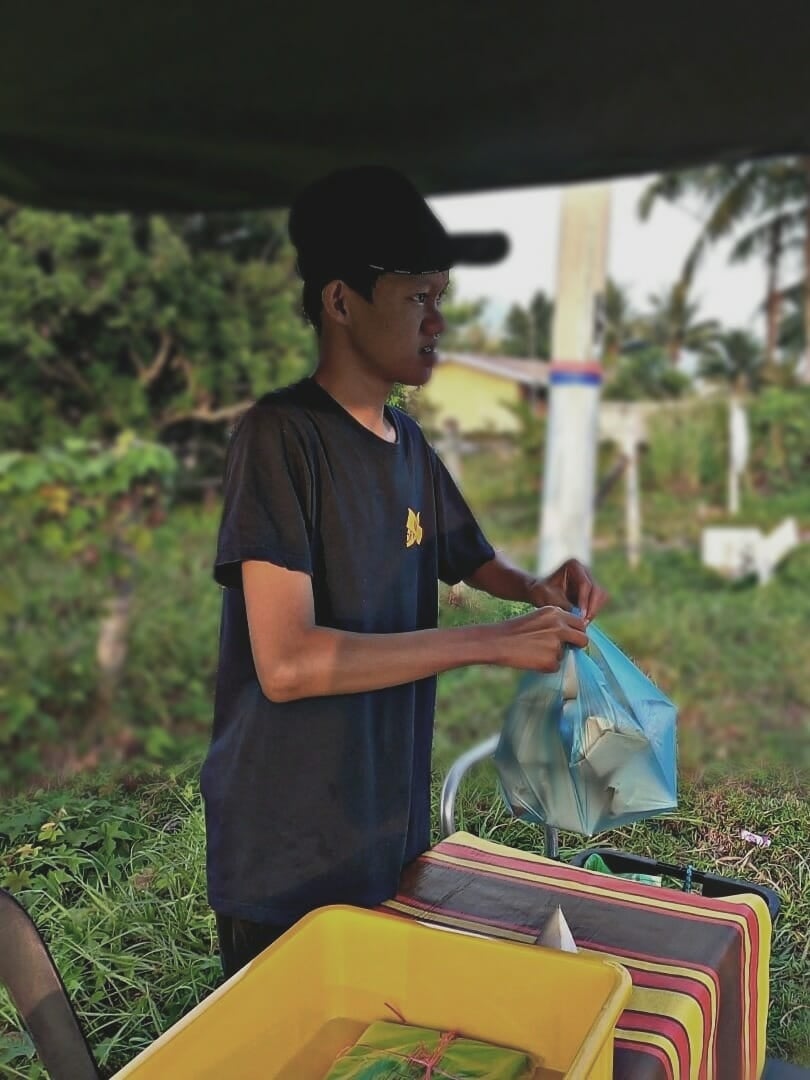 18yo M'sian With Hole in Heart Sells Nasi Lemak Every Morning to Earn ...