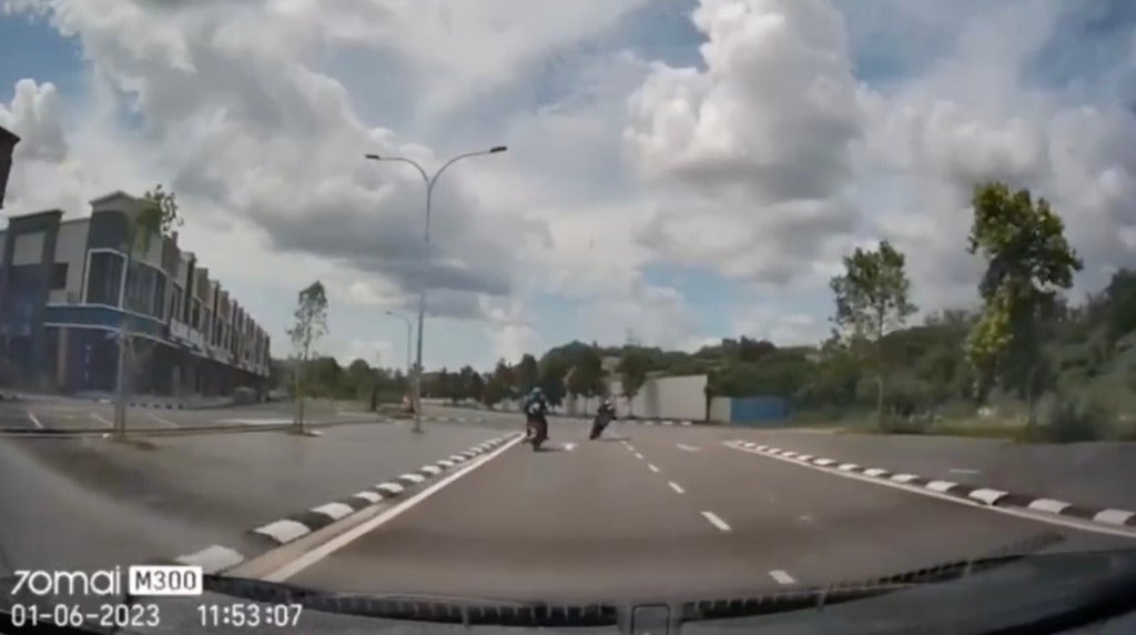 "More shameful than painful" - Mat Rempit Attempts a 'Wheelie' on His ...
