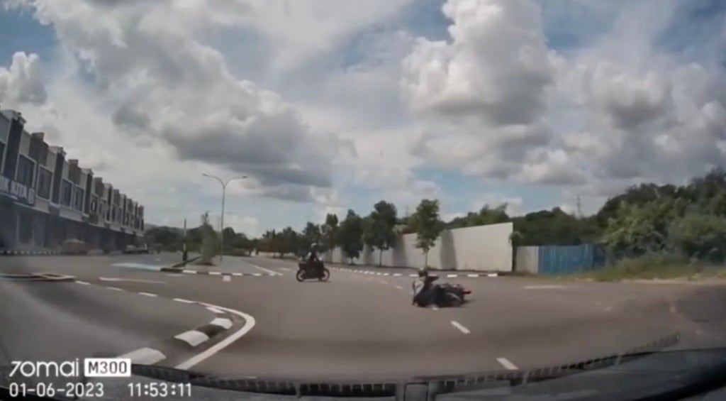 "More shameful than painful" - Mat Rempit Attempts a 'Wheelie' on His ...
