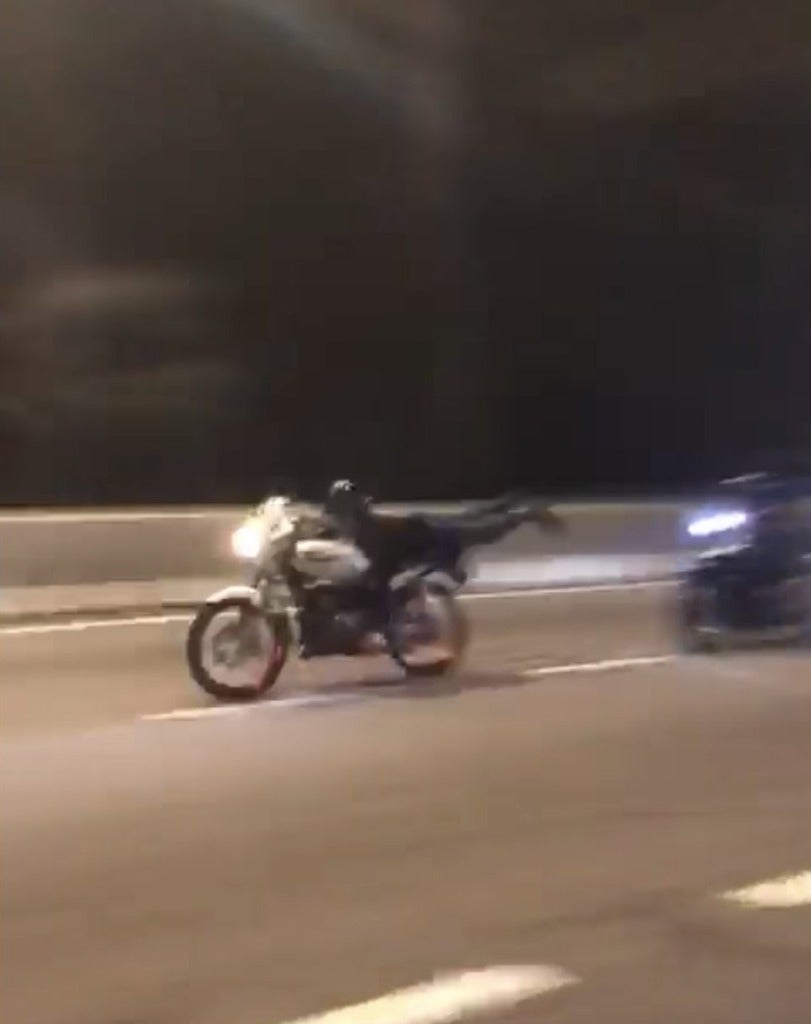 Teen Mat Rempit Meets His Demise After Beating Red Light & Crashing ...