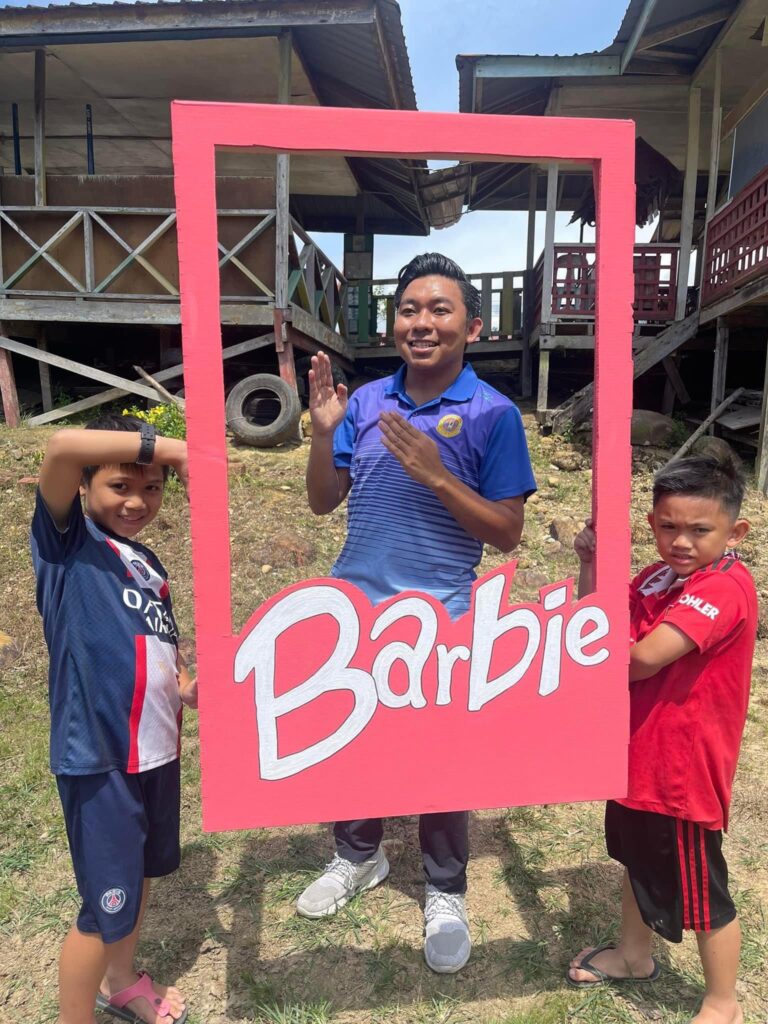 M'sian English Teacher Earns Plaudits for Building "Barbie Boxes" to ...