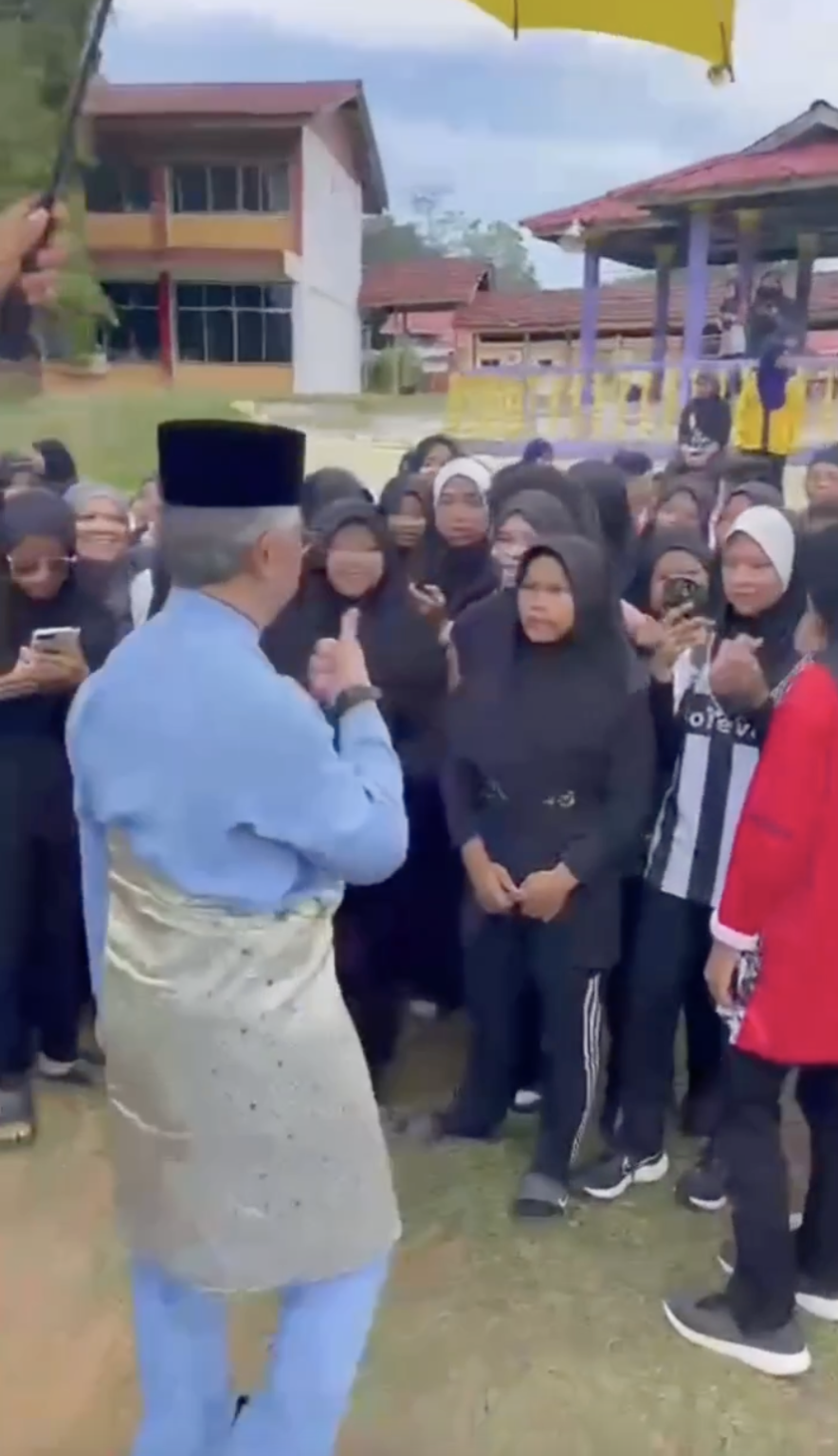 "A moment to forever cherish" - YDPA Takes Selfies With Pahang School ...