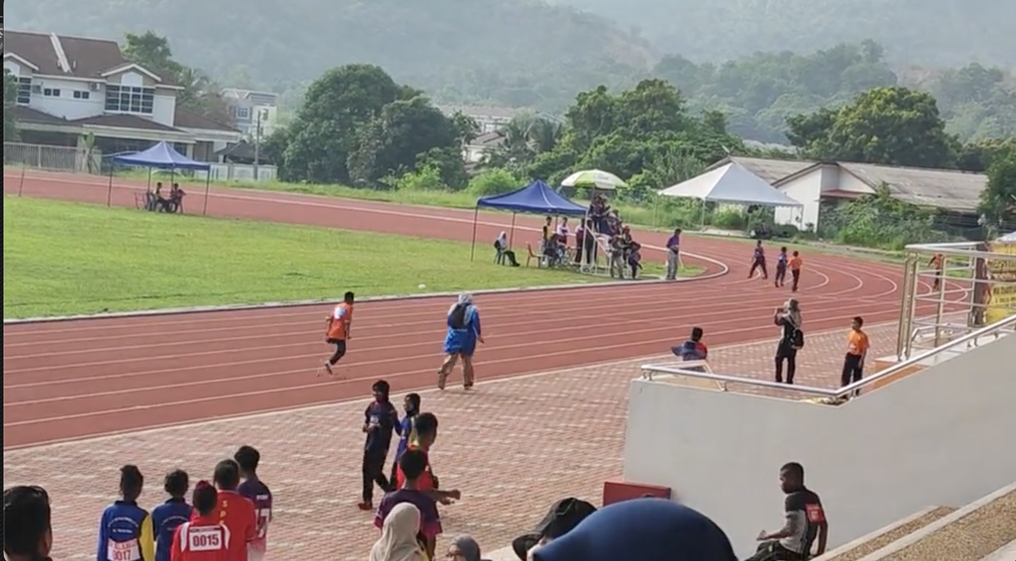 Caring M'sian Teacher Runs Alongside Her OKU Student, Motivates Him to ...