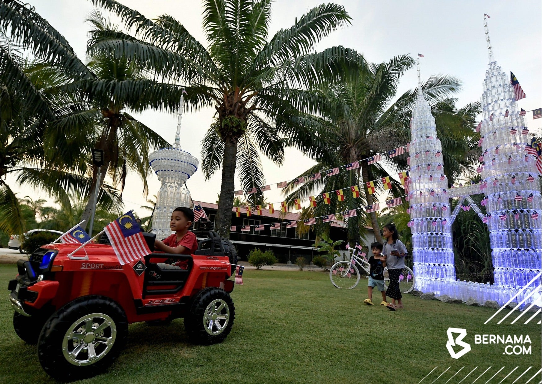 Selangor Family Builds Replicas of KLCC & KL Tower Using 1,000 Mineral ...