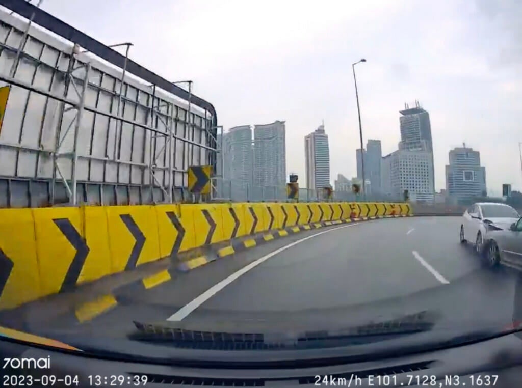 Car Dangerously Drives Against Traffic on Elevated Highway in KL ...