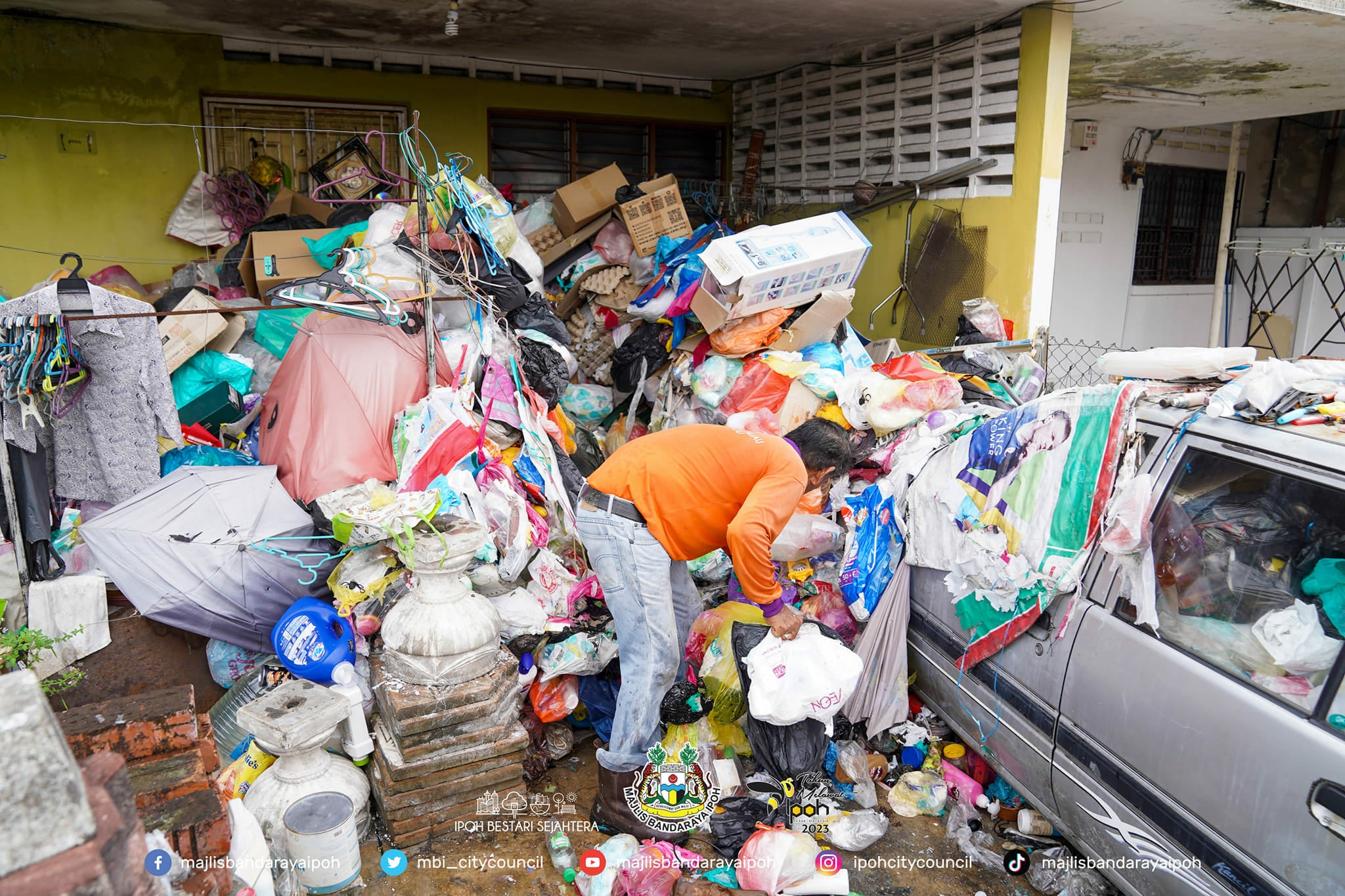 Ipoh City Council Cleans Out Elderly Hoarder's Home as Neighbours ...