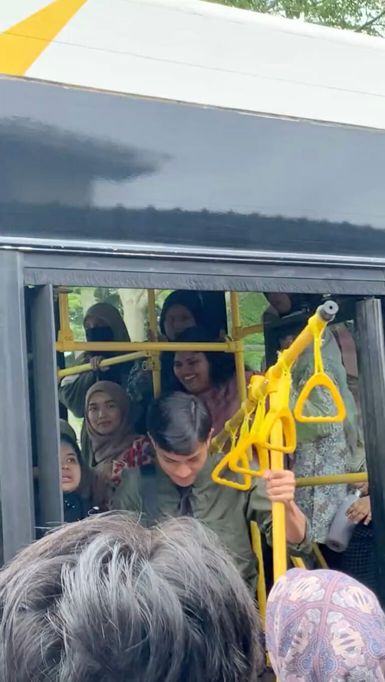 "Can use to dry clothes" - M'sian Student Hilariously Walks Away With ...