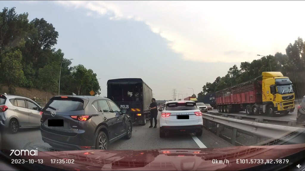 WATCH: Driver Gets Picture Taken By Abang Polis After Tailing Emergency ...